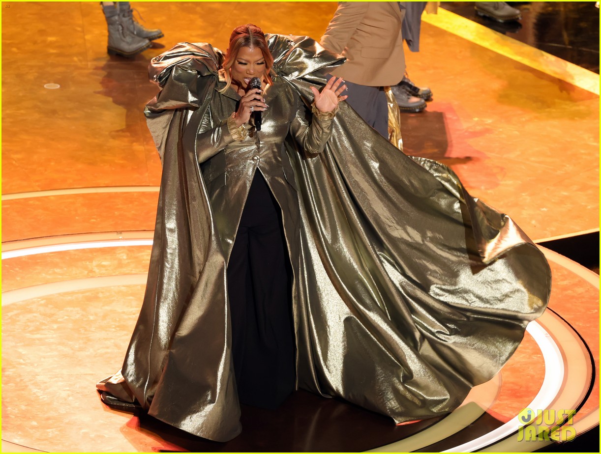 Queen Latifah Performs 'Ease on Down the Road' from 'The Wiz' During ...
