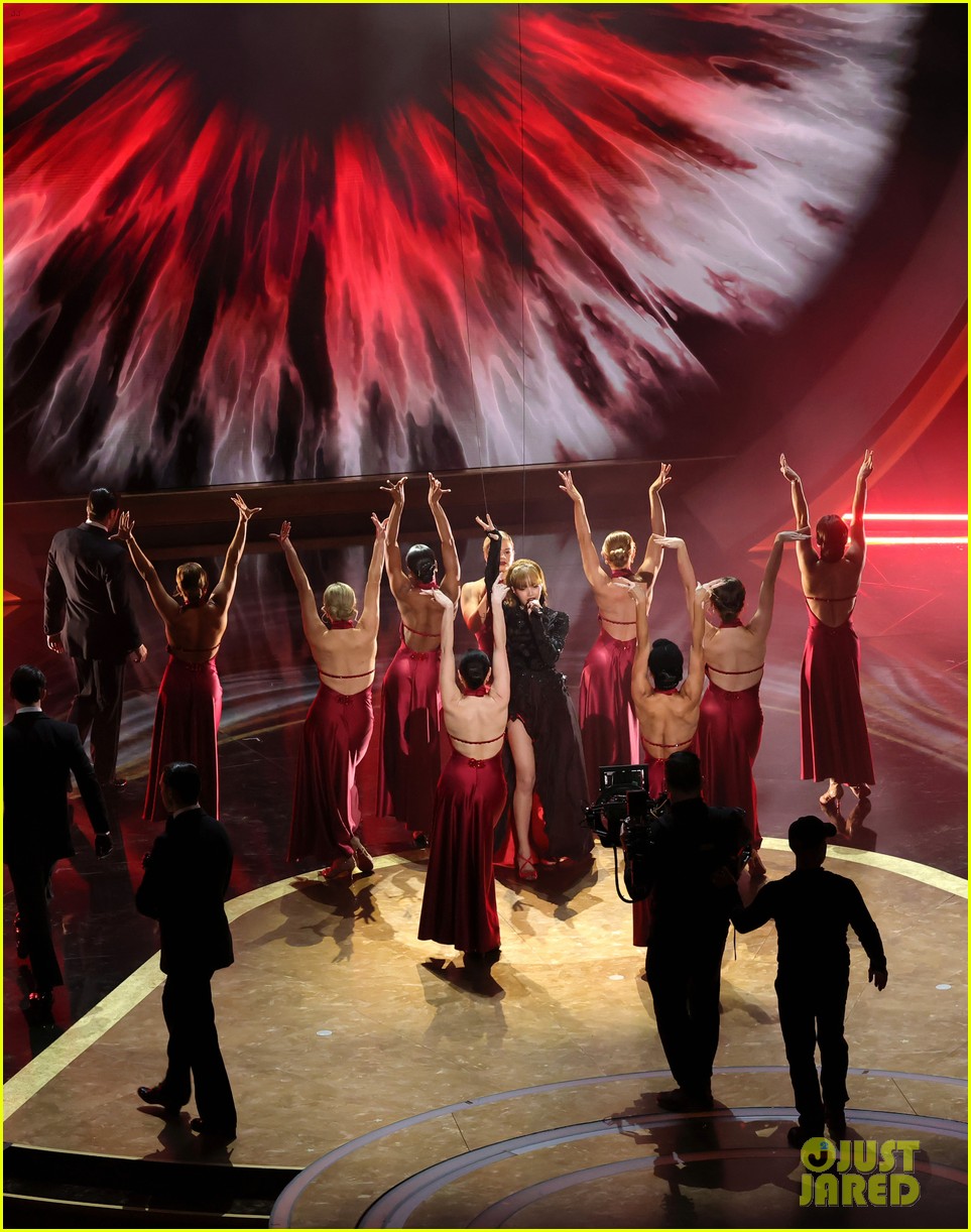 Lisa Performs 'Live & Let Die' During Bond Medley at Oscars 2025 ...