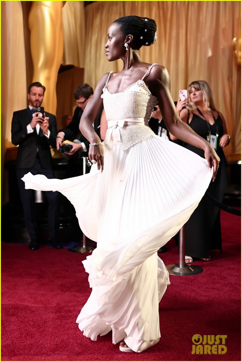 'The Wild Robot' Star Lupita Nyong'o Is Adorned In Pearls at Oscars ...