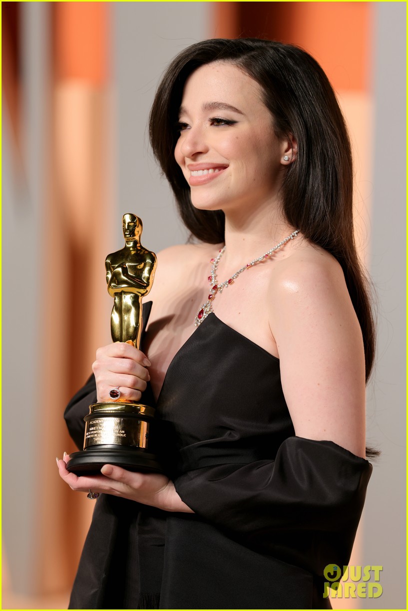 Mikey Madison is One Proud Oscar Winner at Vanity Fair Party 2025 ...