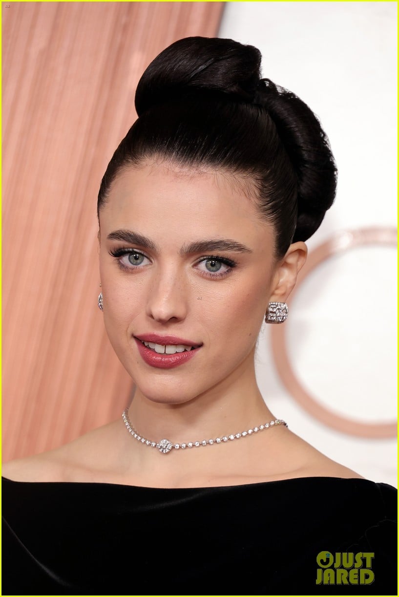 Photo: margaret qualley backless dress to oscars 08 | Photo 5132196 ...