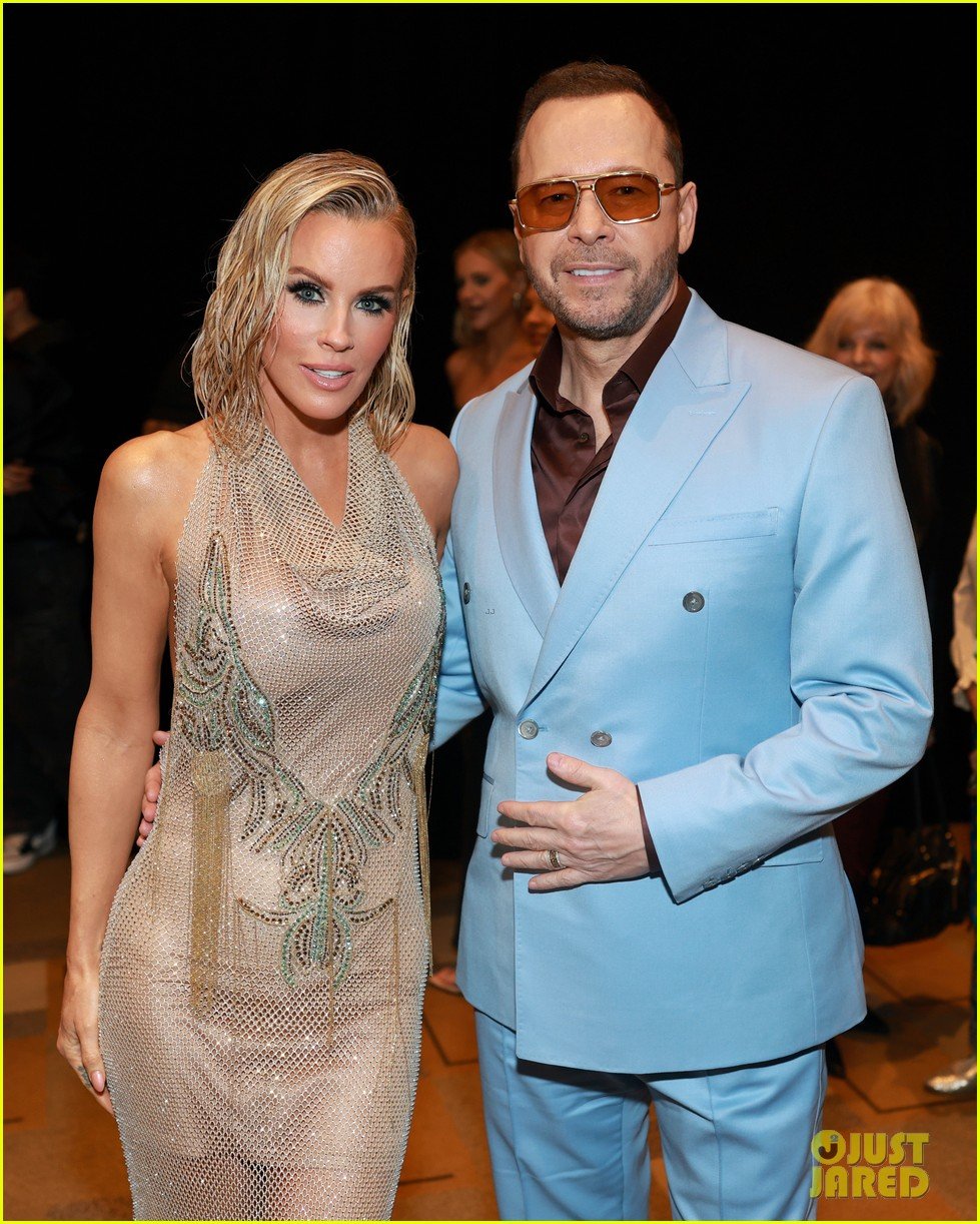 Jenny McCarthy & Husband Donnie Wahlberg Attend First Awards Show ...