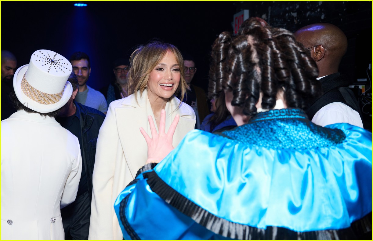 Jennifer Lopez, Meryl Streep & More Visit Betty Gilpin Ahead of Her ...