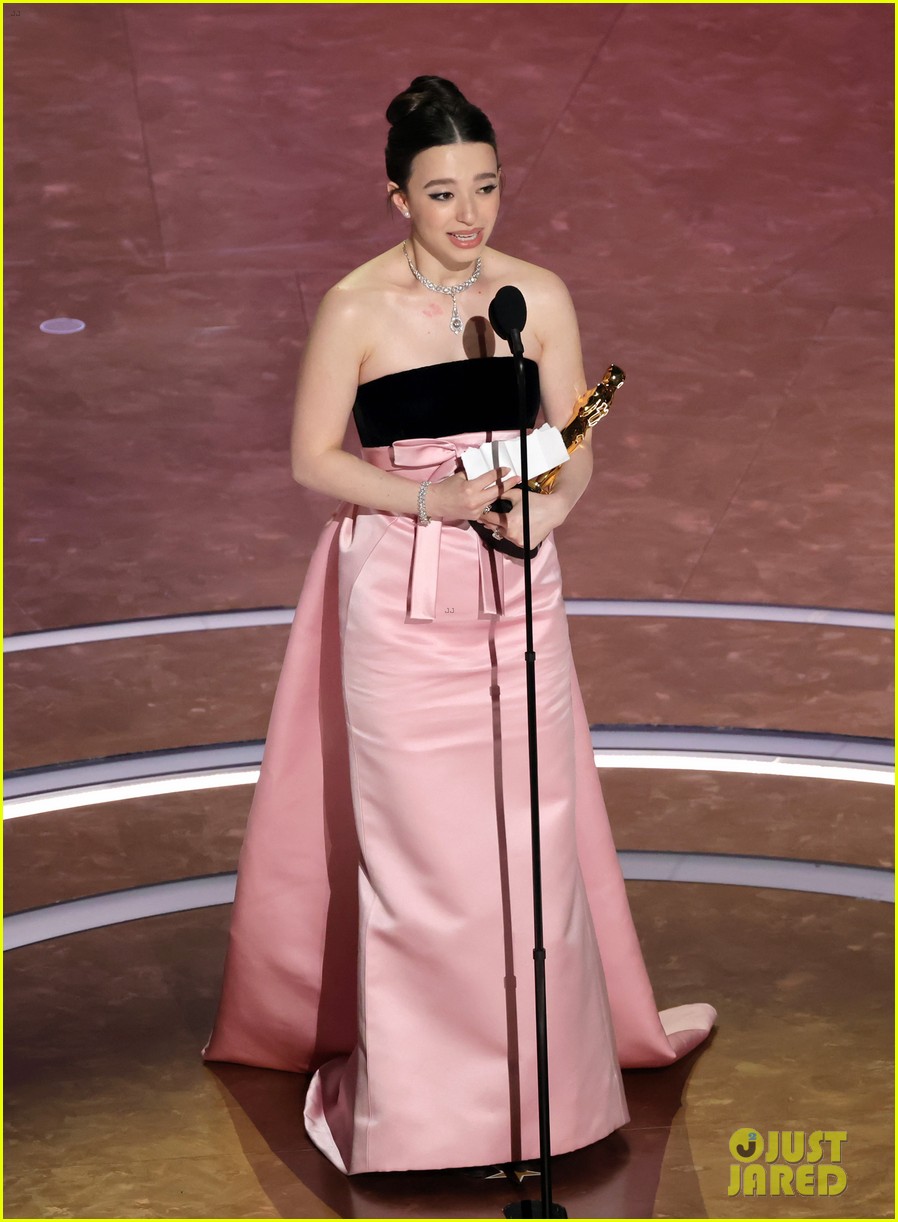 Mikey Madison Shocks with Best Actress Win at Oscars 2025, Defeating Demi Moore & Others: Photo ...