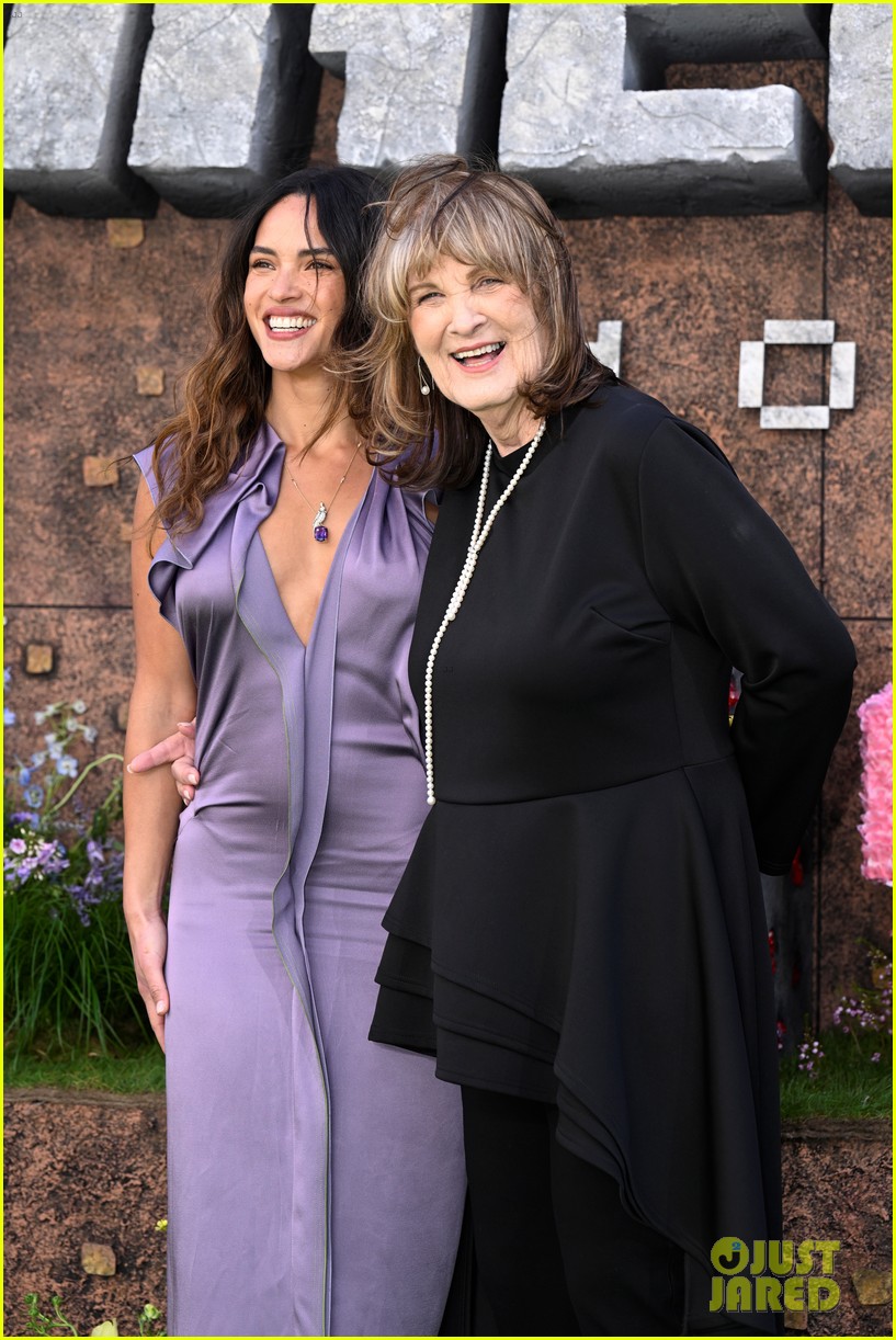 Jason Momoa Brings Girlfriend Adria Arjona & Mom Coni to 'Minecraft ...