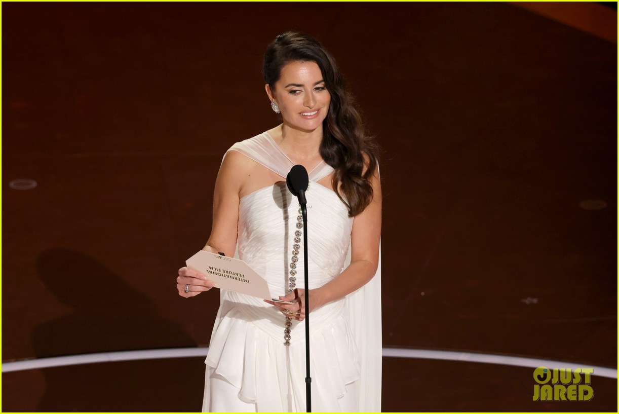 Penelope Cruz's Oscars 2025 Dress Took Over 250 Hours to Make!: Photo 5132547 | Oscars, Penelope ...