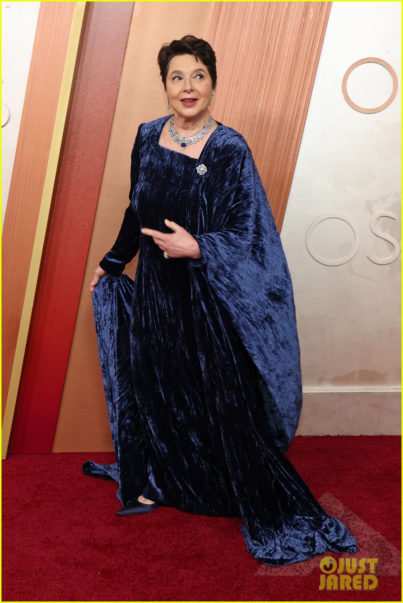 Ralph Fiennes Gives 2 Thumbs Up at Oscars 2025 With 'Conclave' Co-Stars ...