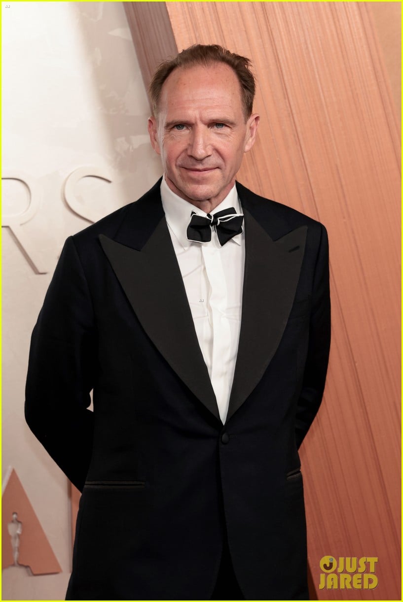 Ralph Fiennes Gives 2 Thumbs Up at Oscars 2025 With 'Conclave' Co-Stars ...