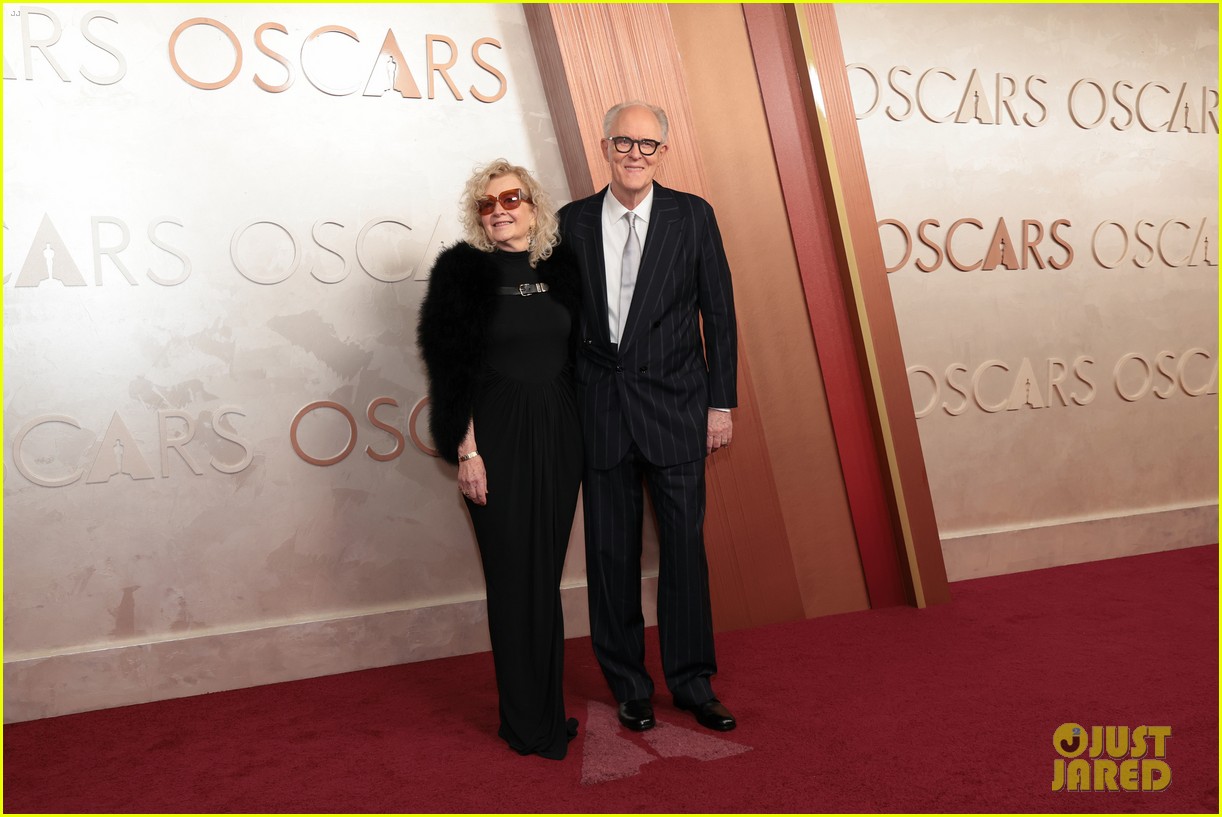 Ralph Fiennes Gives 2 Thumbs Up at Oscars 2025 With 'Conclave' Co-Stars ...