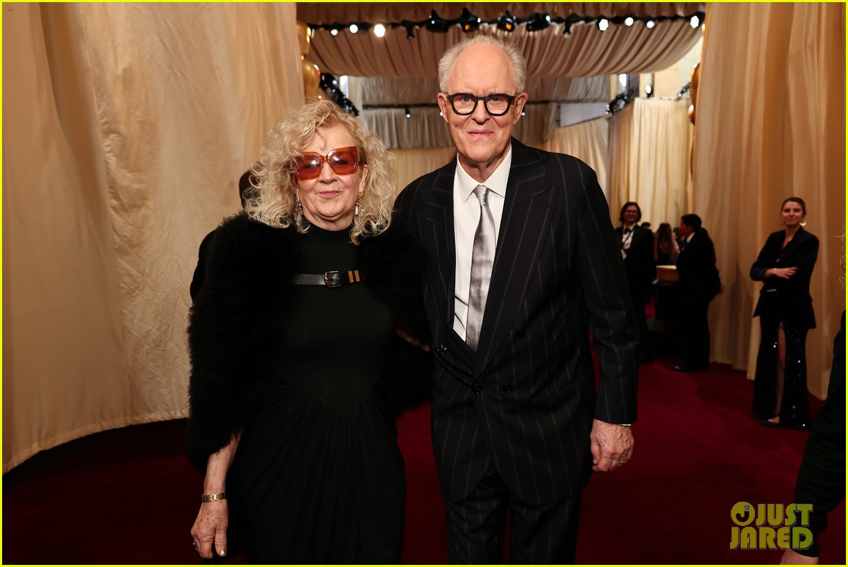 Ralph Fiennes Gives 2 Thumbs Up at Oscars 2025 With 'Conclave' Co-Stars ...