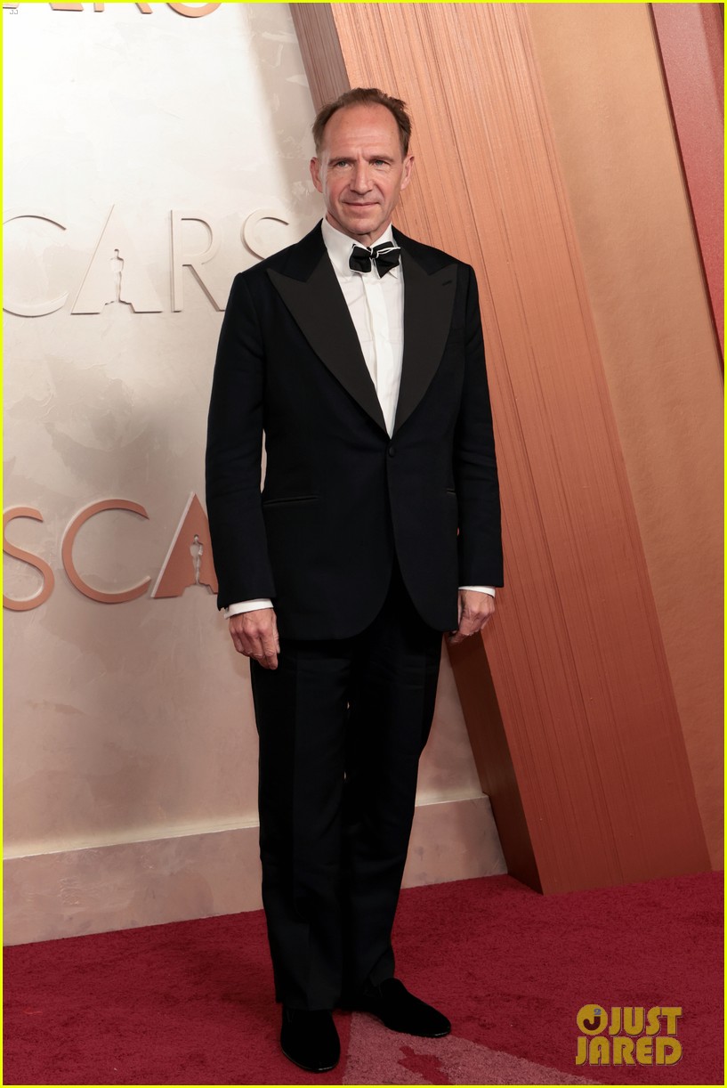 Ralph Fiennes Gives 2 Thumbs Up at Oscars 2025 With 'Conclave' Co-Stars ...