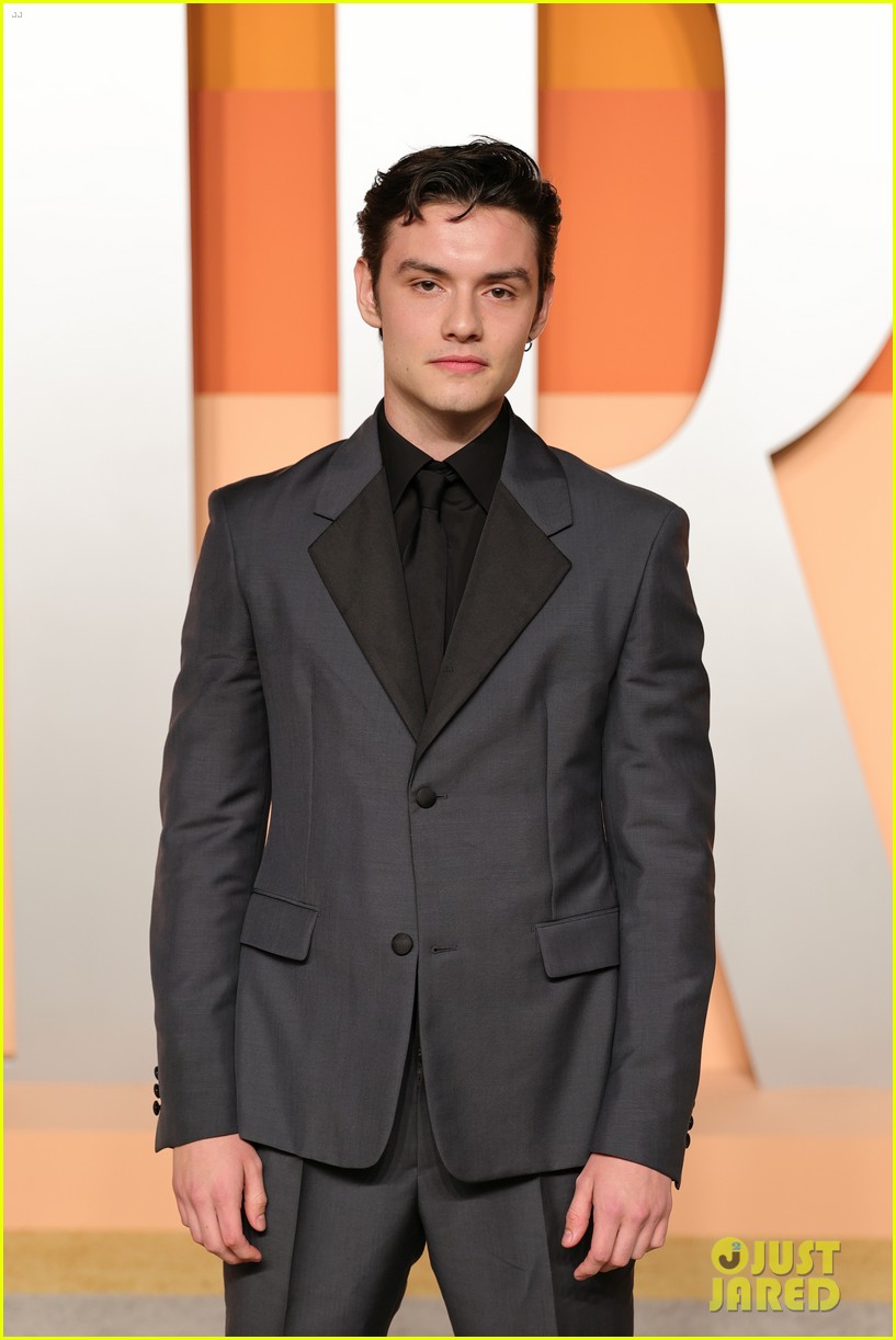 Olivia Rodrigo & Boyfriend Louis Partridge Walk the Red Carpet ...