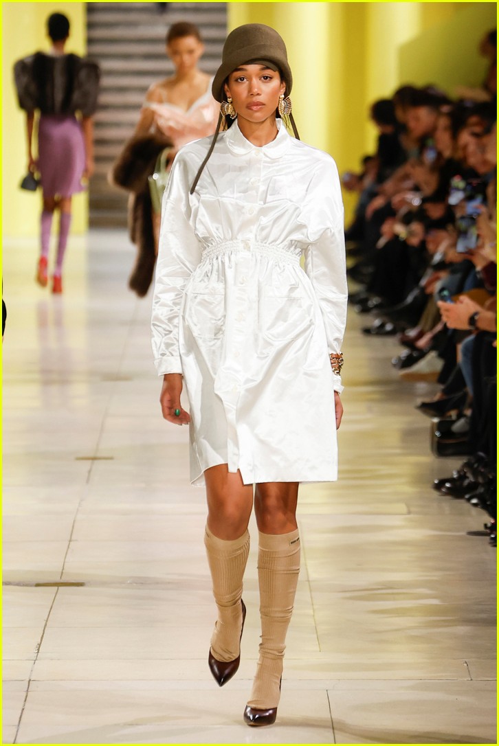 Sarah Paulson Makes Fashion Show Runway Debut, Walks for Miu Miu with Gigi Hadid & Nicole Kidman ...