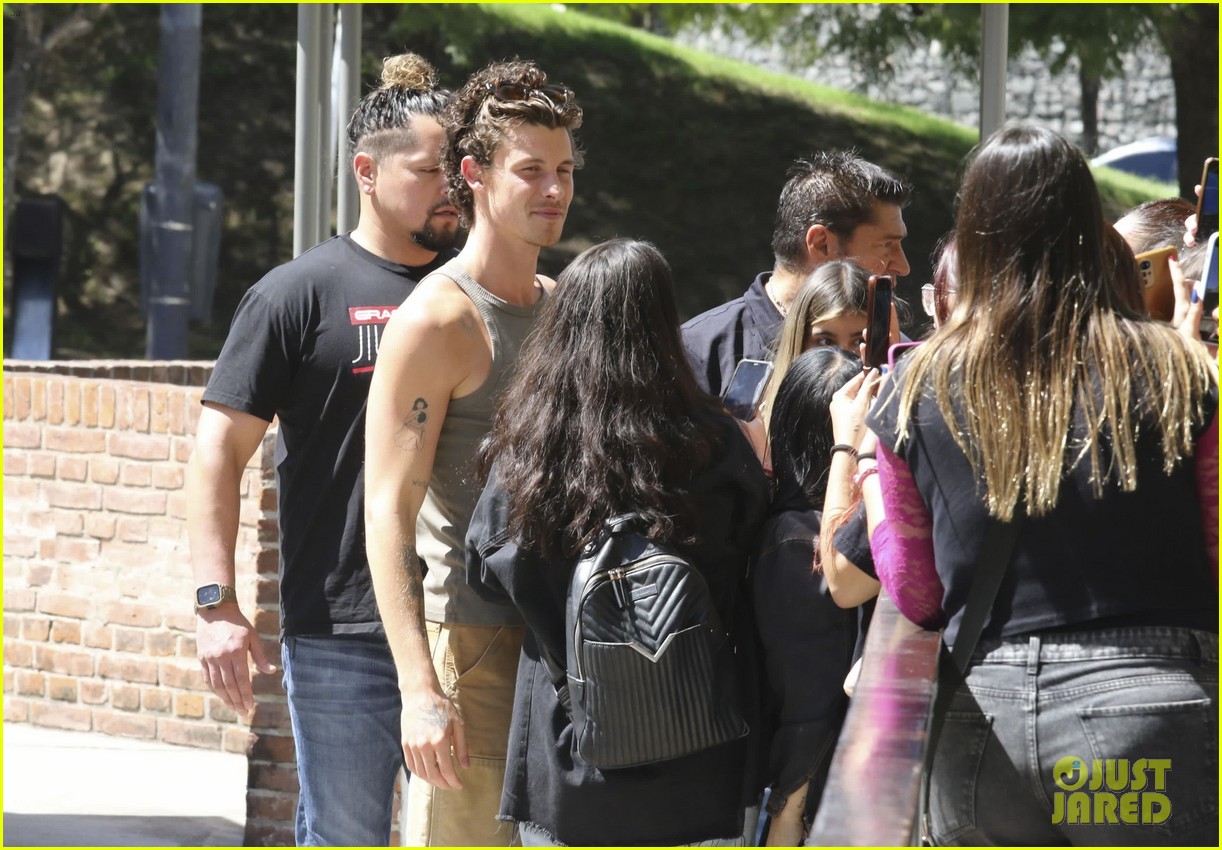 Shawn Mendes Greets Fans After Arriving in Argentina for His Lollapalooza Set: Photo 5137714 ...