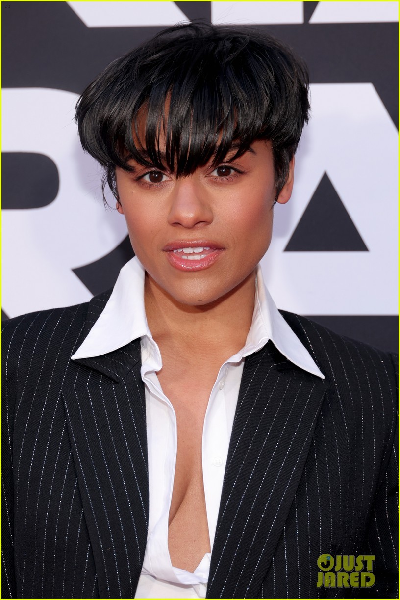 Sarah Snook Gets Support from 'Succession' Family, Including a Kieran ...