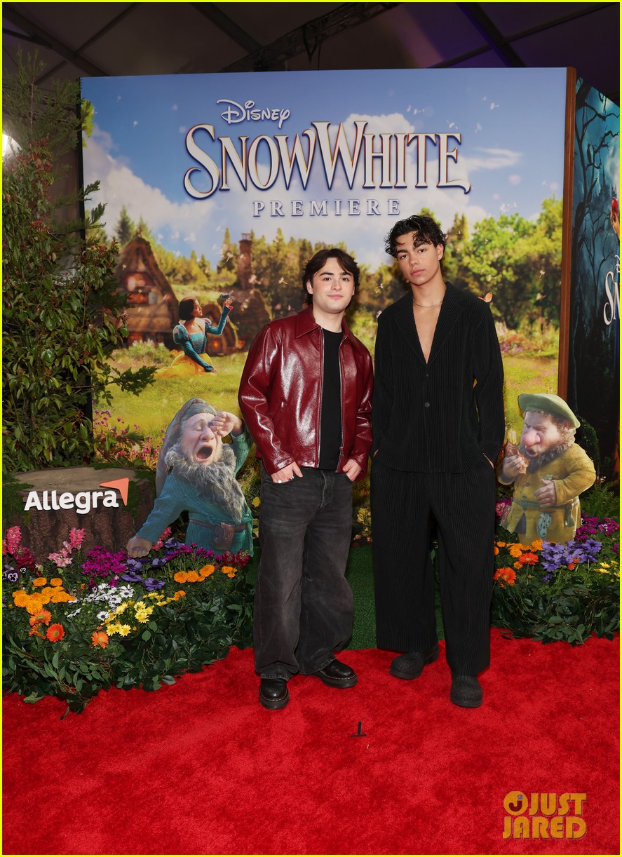 Rachel Zegler & Gal Gadot Attend Scaled Back 'Snow White' Premiere In ...