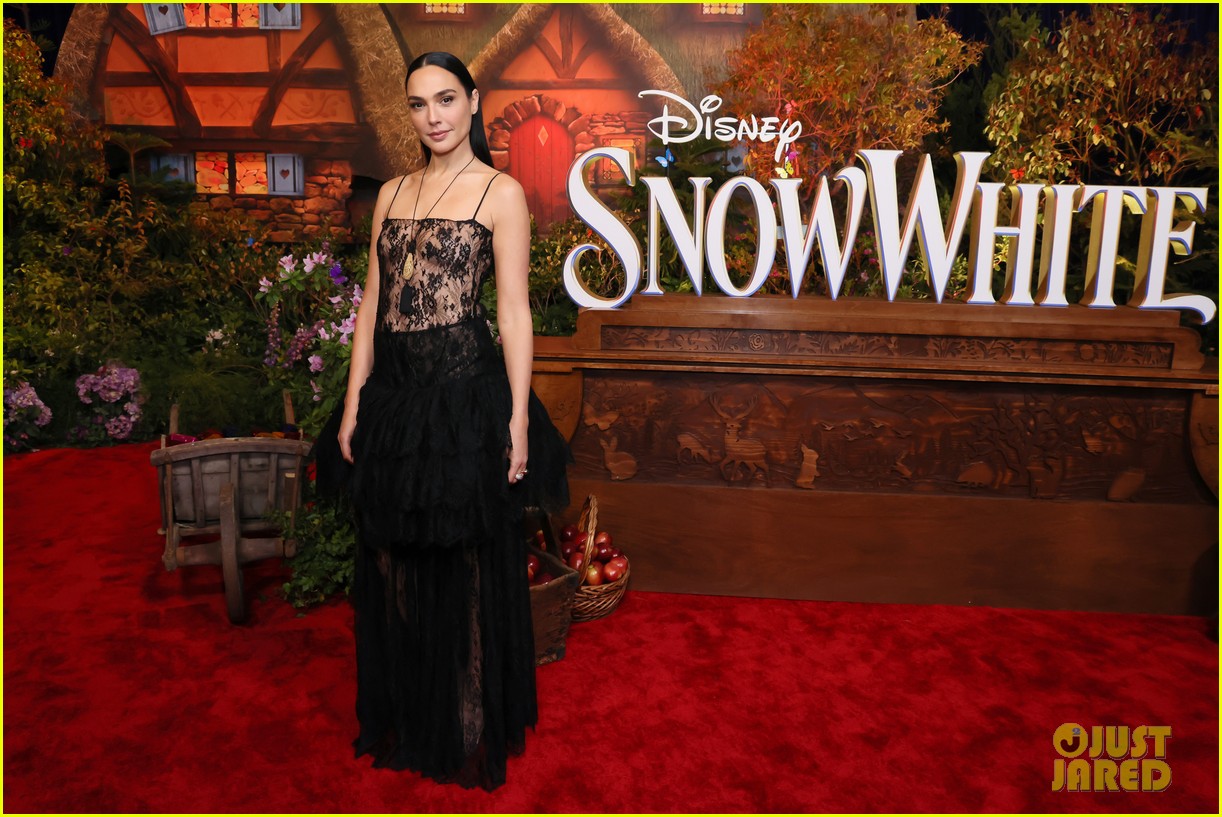 Rachel Zegler & Gal Gadot Attend Scaled Back 'Snow White' Premiere In Los Angeles: Photo 5137526 ...