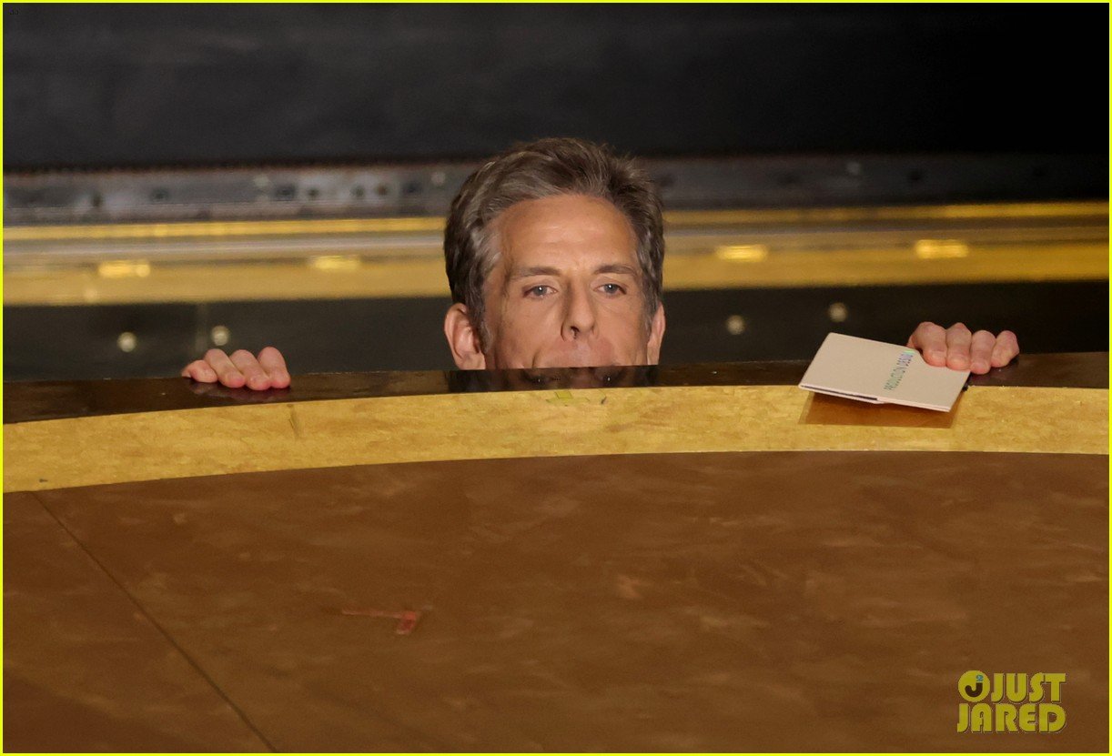 Ben Stiller Runs Into Stage Mishap While Presenting Award at Oscars ...