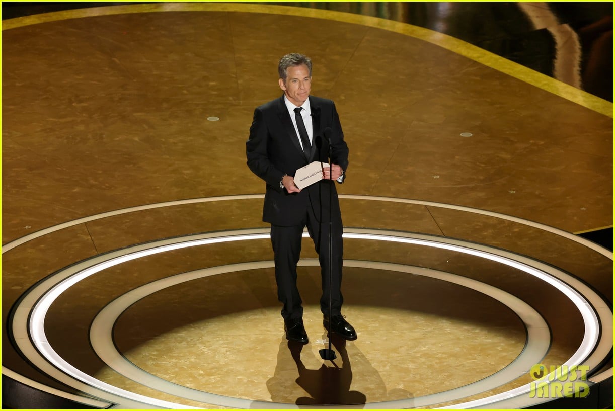 Ben Stiller Runs Into Stage Mishap While Presenting Award at Oscars ...