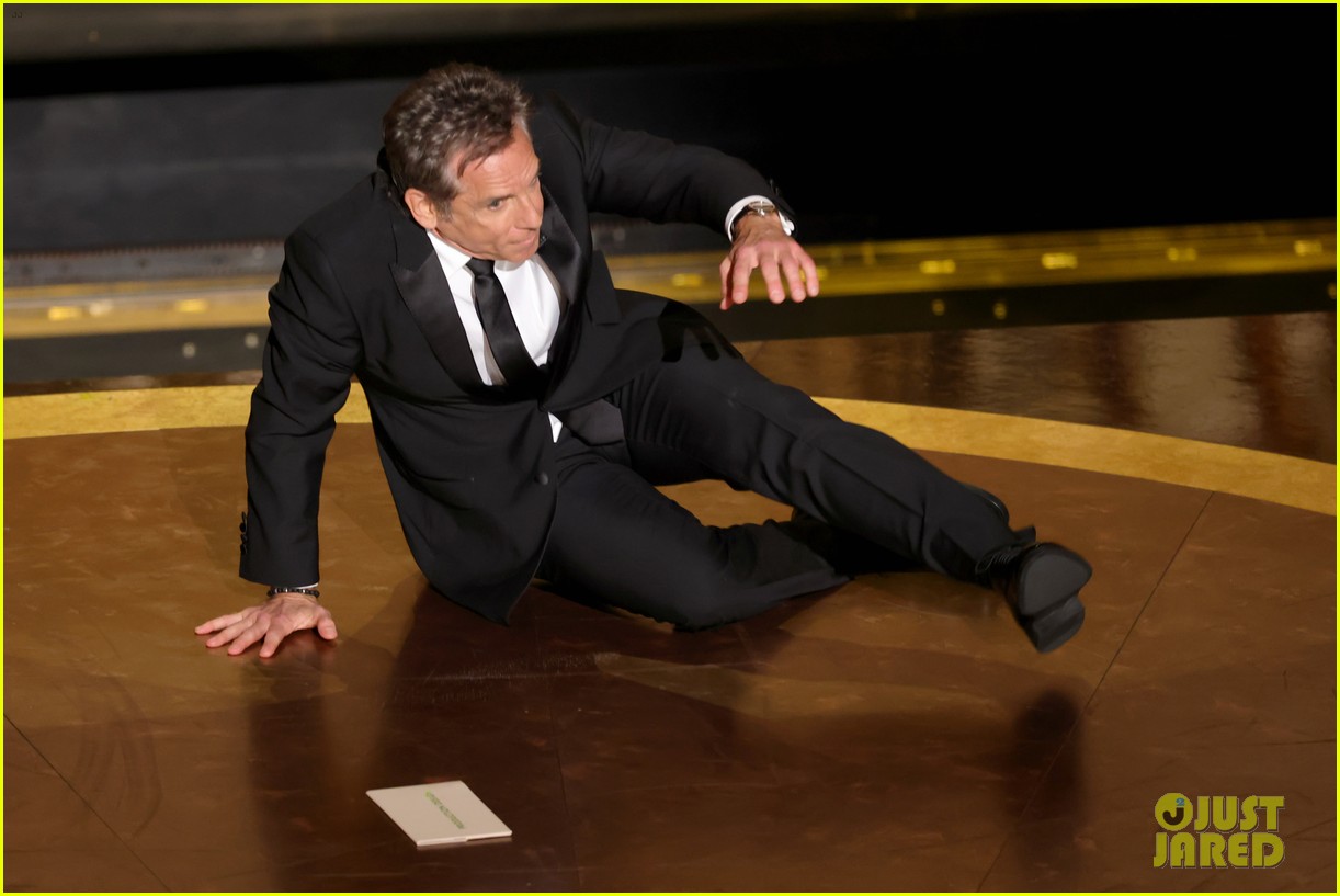 Ben Stiller Runs Into Stage Mishap While Presenting Award at Oscars ...