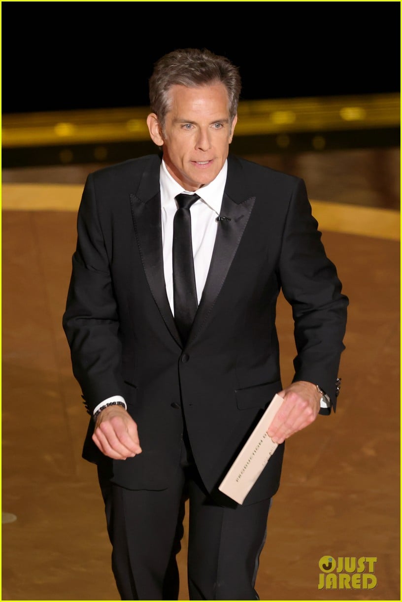 Ben Stiller Runs Into Stage Mishap While Presenting Award at Oscars ...