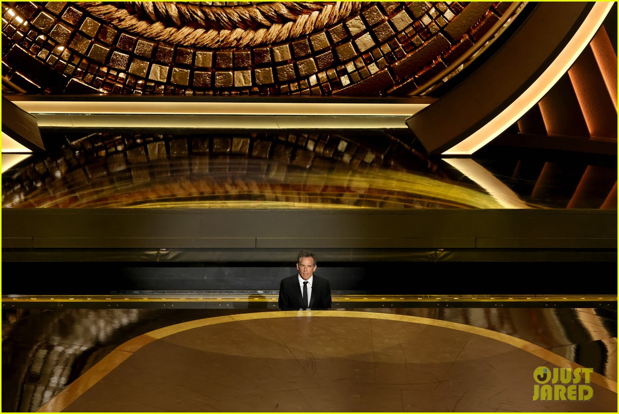 Ben Stiller Runs Into Stage Mishap While Presenting Award at Oscars ...