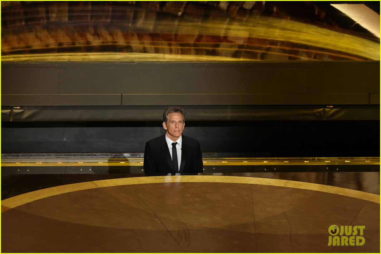 Ben Stiller Runs Into Stage Mishap While Presenting Award at Oscars ...