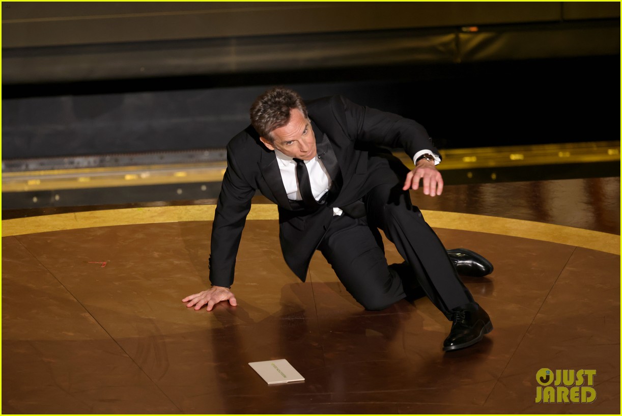 Ben Stiller Runs Into Stage Mishap While Presenting Award at Oscars ...
