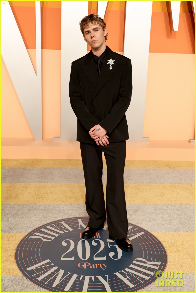 Tate McRae & Boyfriend The Kid LAROI Go From 'SNL' to Vanity Fair Oscar ...