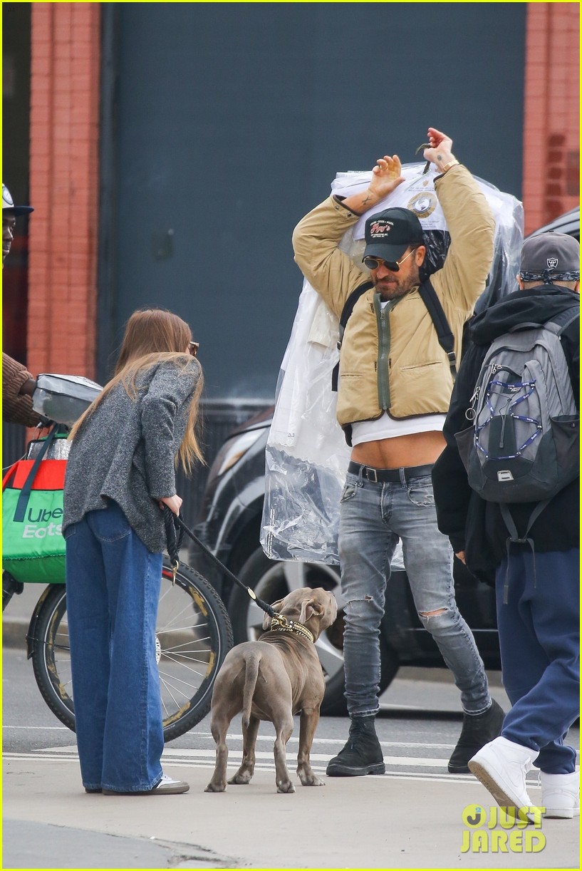 Justin Theroux & Wife Nicole Brydon Bloom Hold Hands in First Outing ...