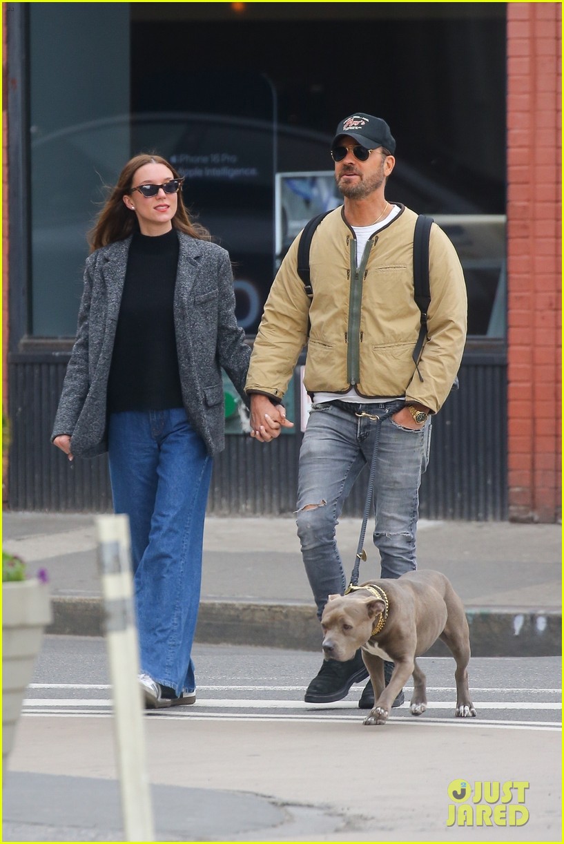 Justin Theroux & Wife Nicole Brydon Bloom Hold Hands in First Outing ...