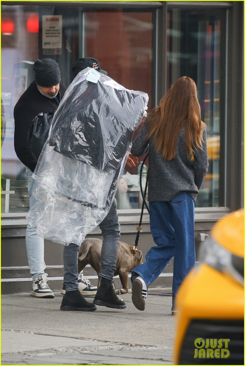 Justin Theroux & Wife Nicole Brydon Bloom Hold Hands in First Outing ...
