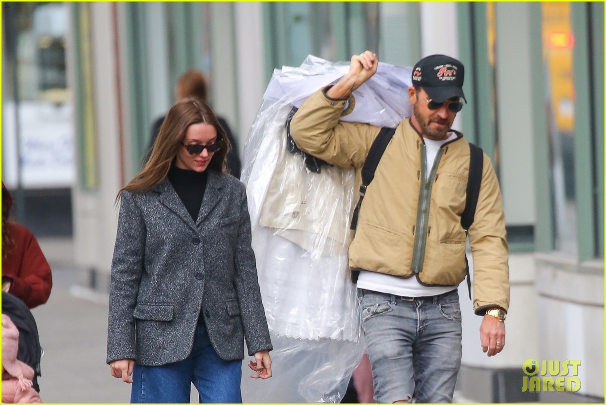 Justin Theroux & Wife Nicole Brydon Bloom Hold Hands in First Outing ...