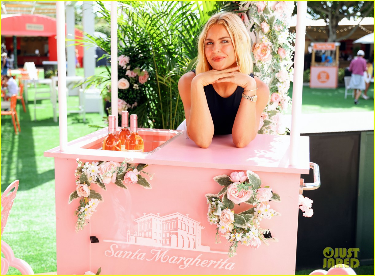 The Bachelorette's Tyler Cameron Makes First Official Appearance with ...