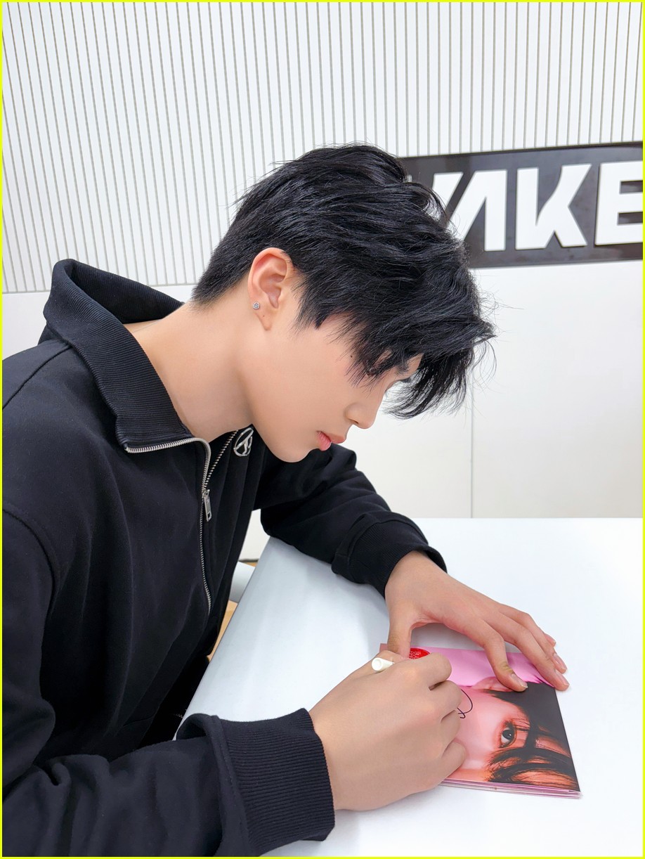 ZEROBASEONE Comeback: Sneak Peek at ZB1 Members Signing 'BLUE PARADISE ...