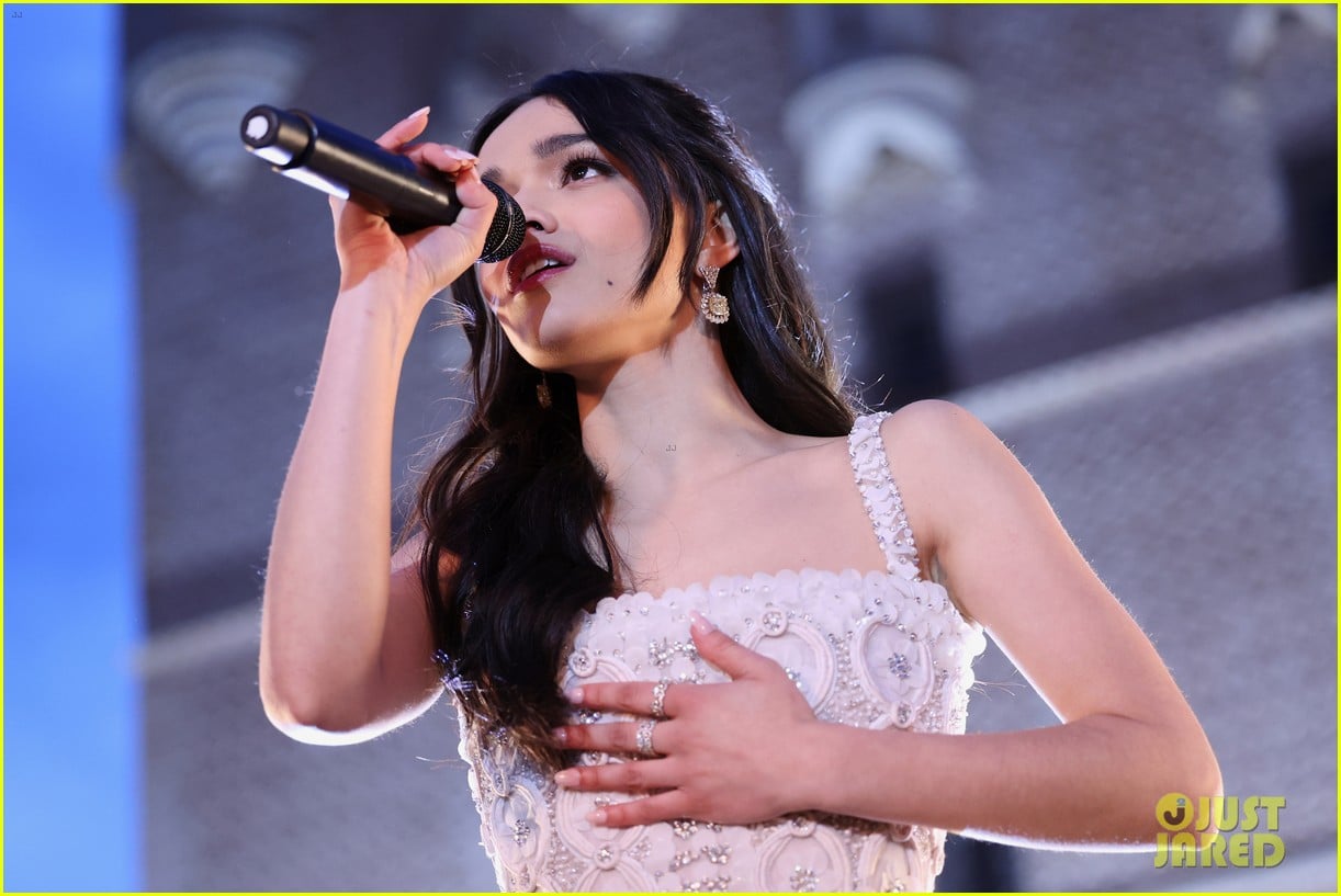Rachel Zegler Performs at 'Snow White' European Premiere at a Castle in ...