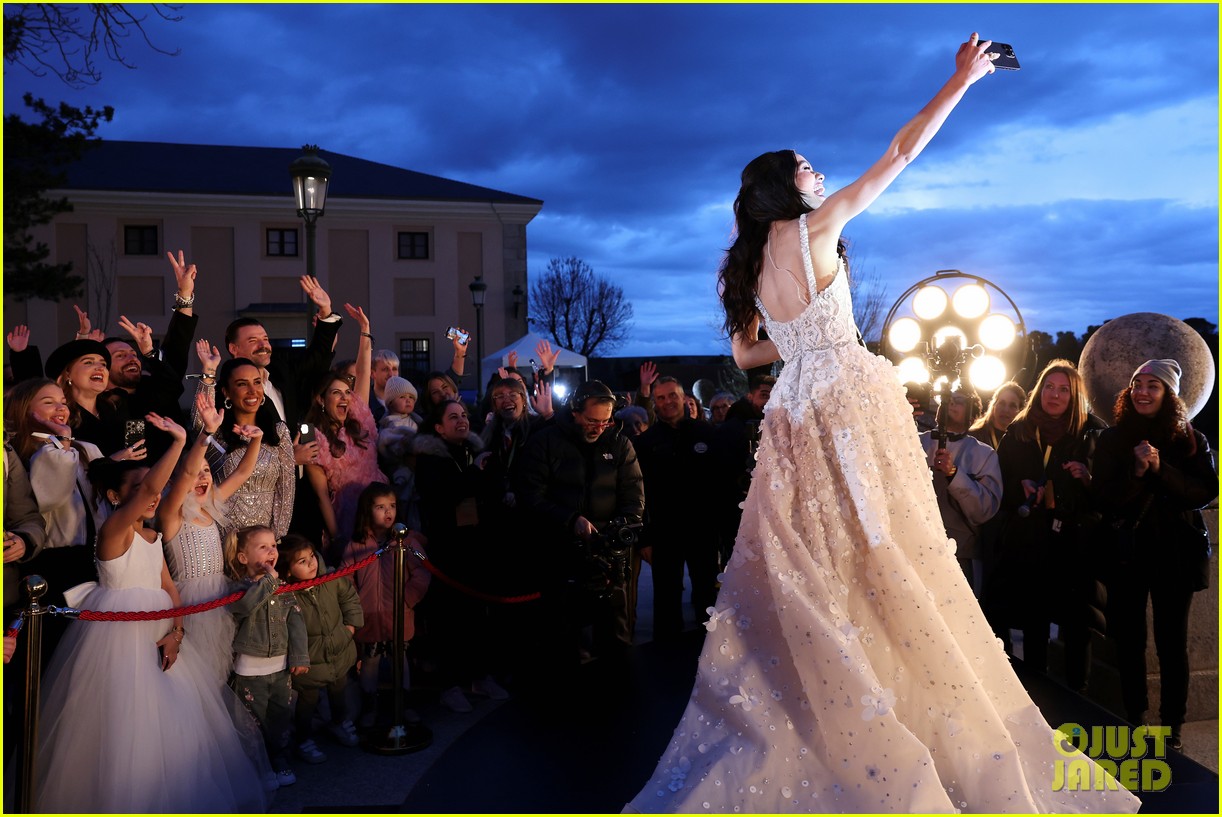 Rachel Zegler Performs at 'Snow White' European Premiere at a Castle in ...