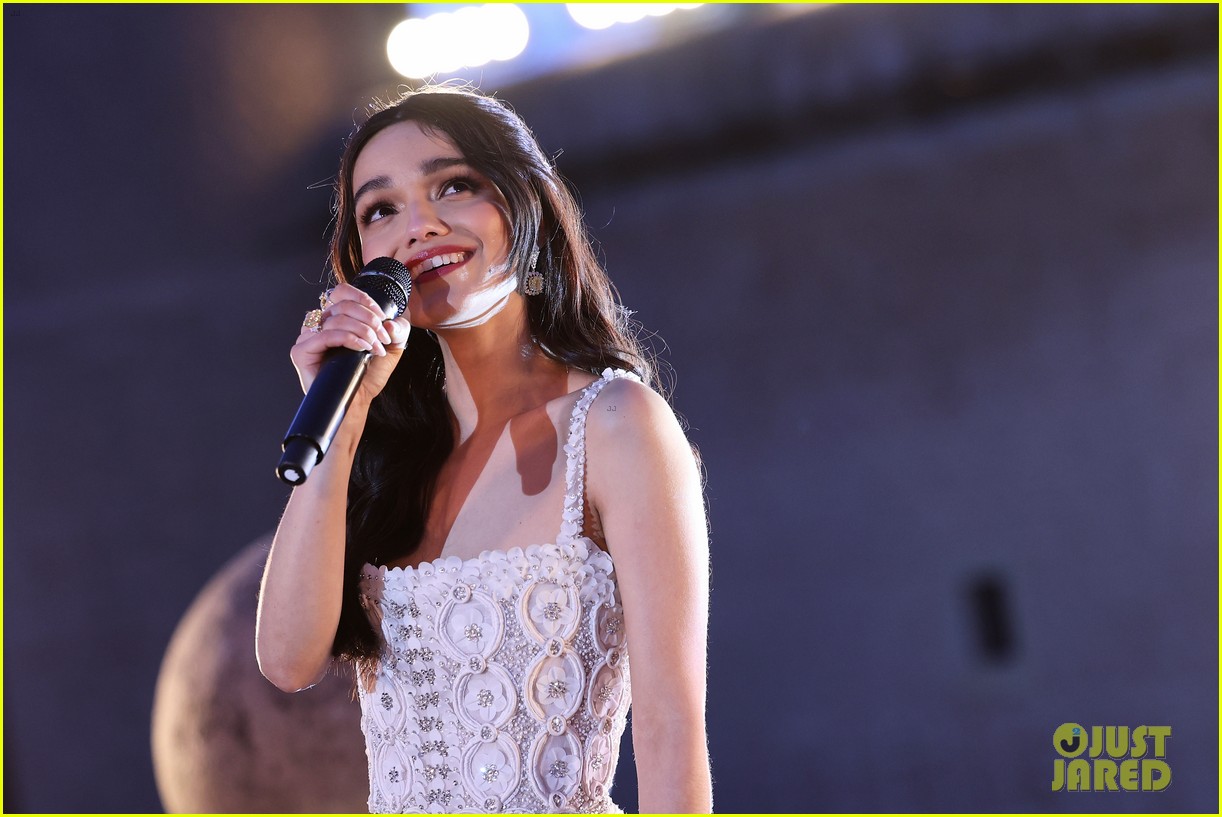 Rachel Zegler Performs at 'Snow White' European Premiere at a Castle in ...