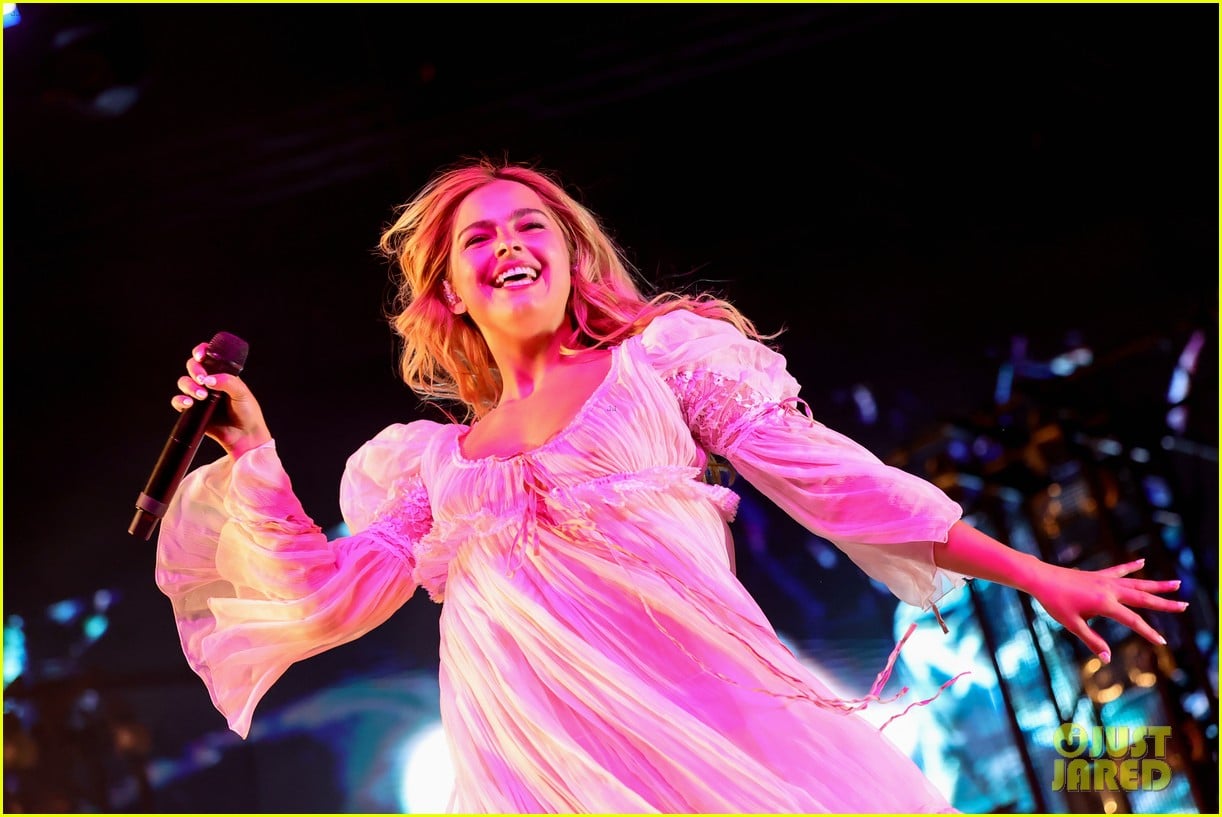 Addison Rae Makes Surprise Coachella 2025 Appearance During Arca's Set ...