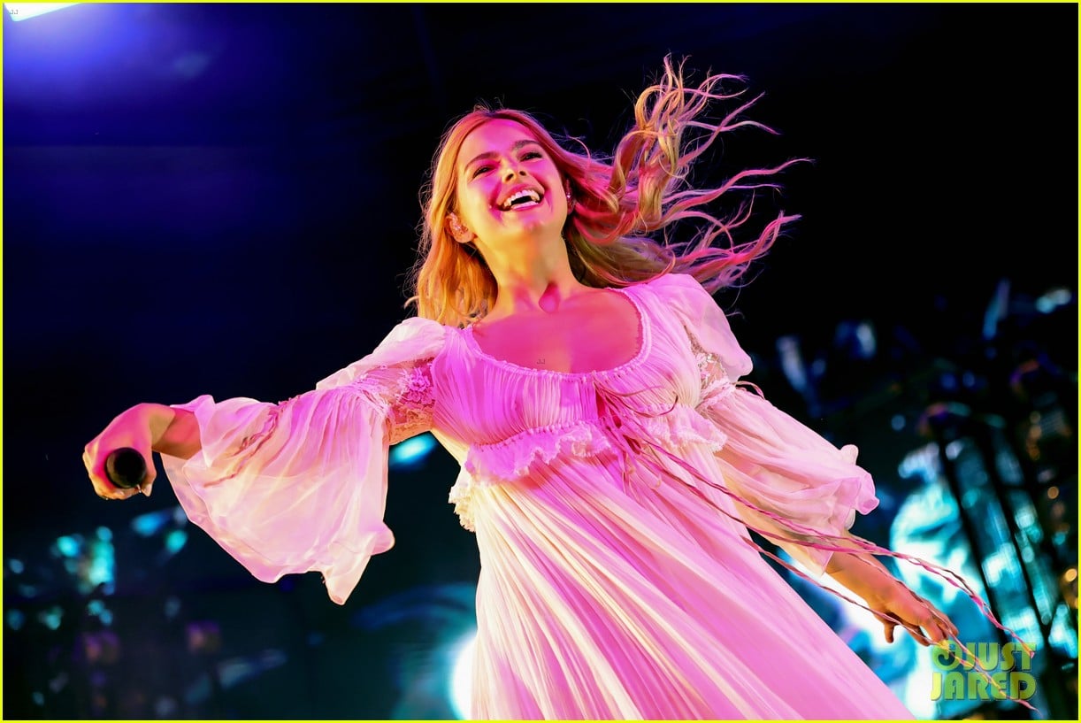 Addison Rae Makes Surprise Coachella 2025 Appearance During Arca's Set ...