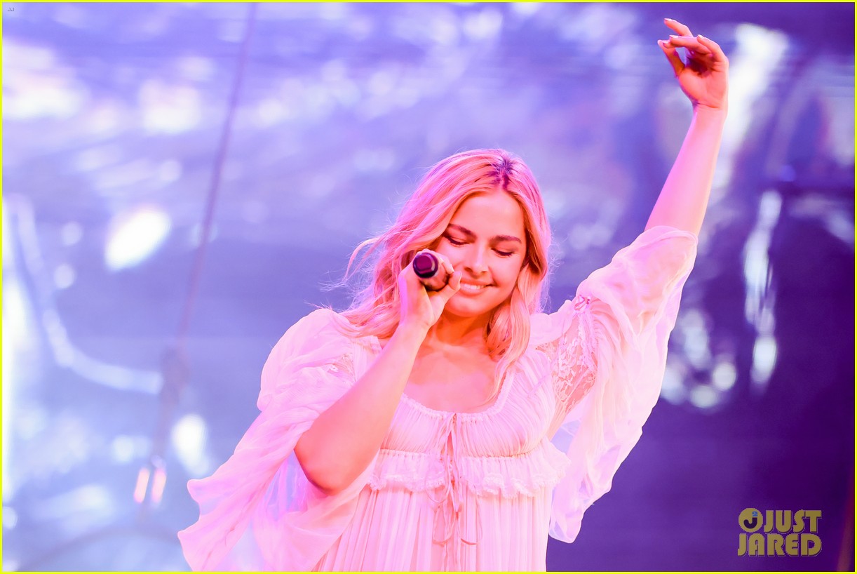 Addison Rae Makes Surprise Coachella 2025 Appearance During Arca's Set!: Photo 5145552 ...