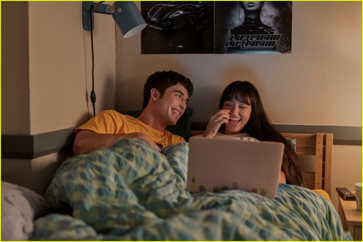 Benito Skinner Gets Into Wild College Antics in 'Overcompensating ...