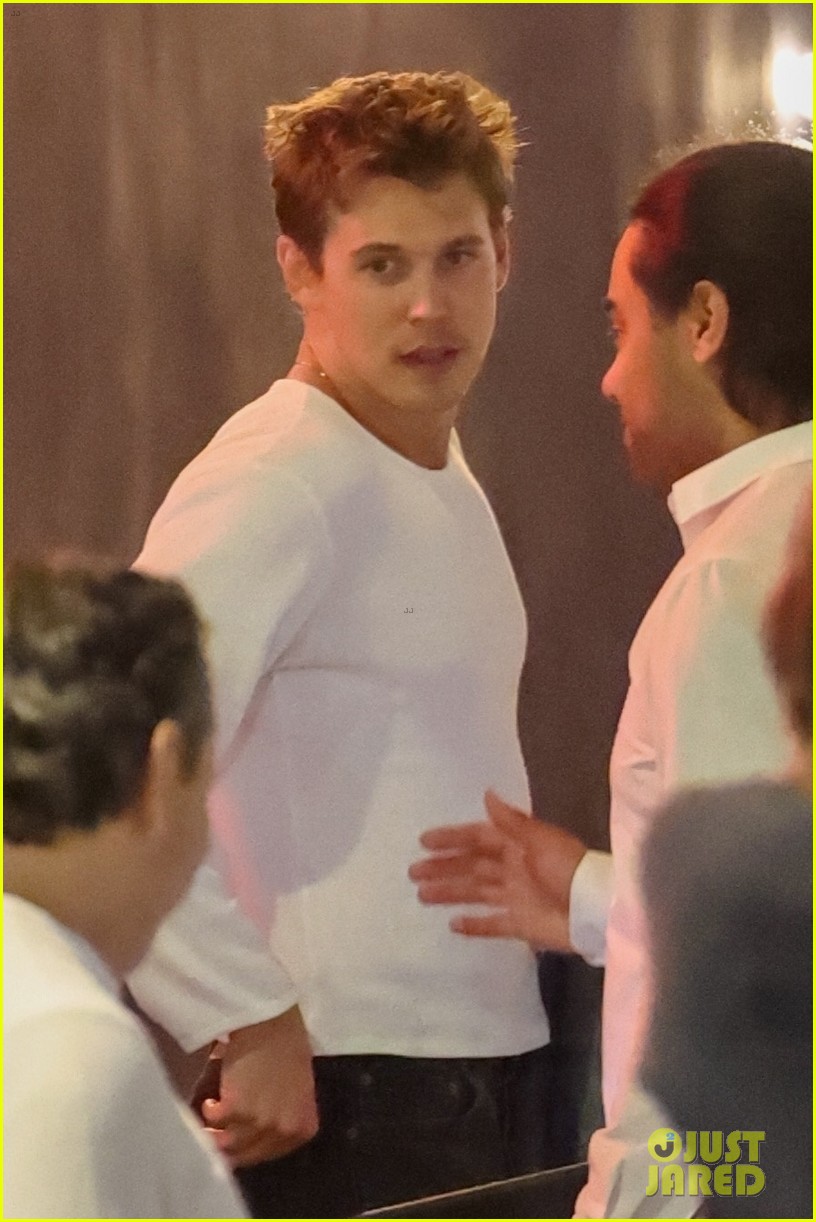 Austin Butler Hangs Out with Friends While Stepping Out for Dinner in L ...