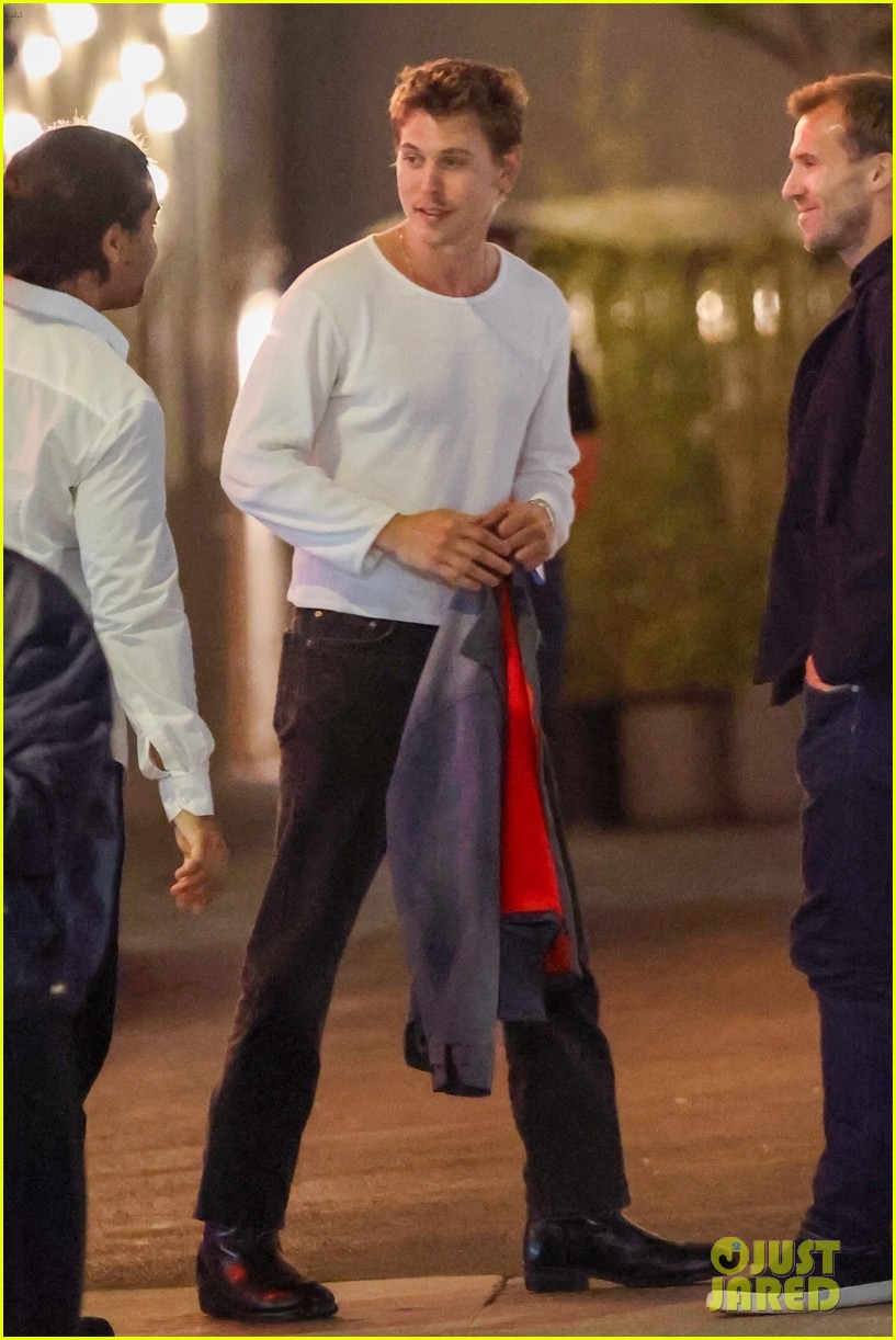 Austin Butler Hangs Out with Friends While Stepping Out for Dinner in L ...