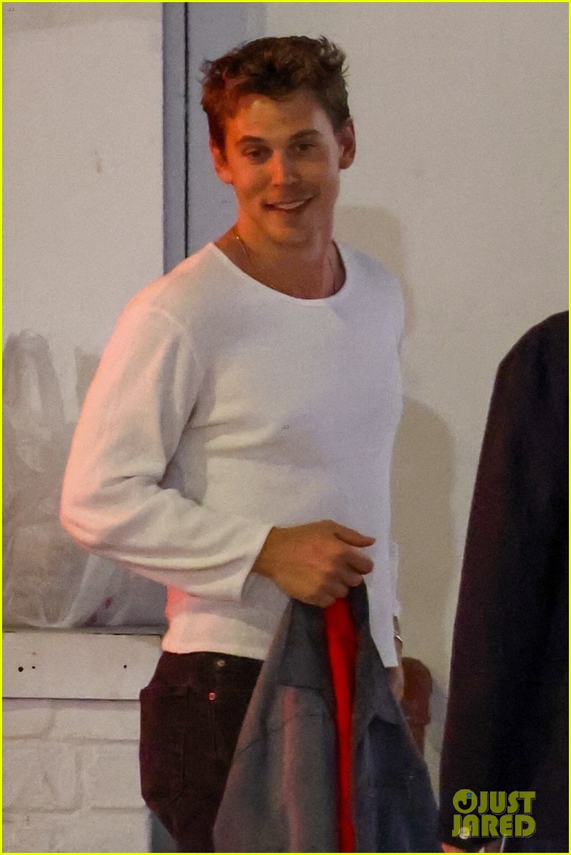 Austin Butler Hangs Out with Friends While Stepping Out for Dinner in L ...