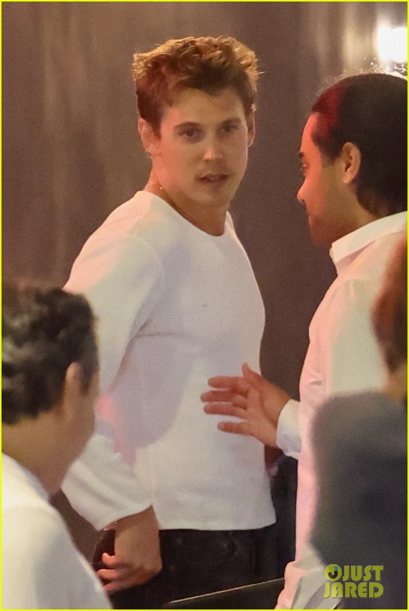 Austin Butler Hangs Out with Friends While Stepping Out for Dinner in L ...