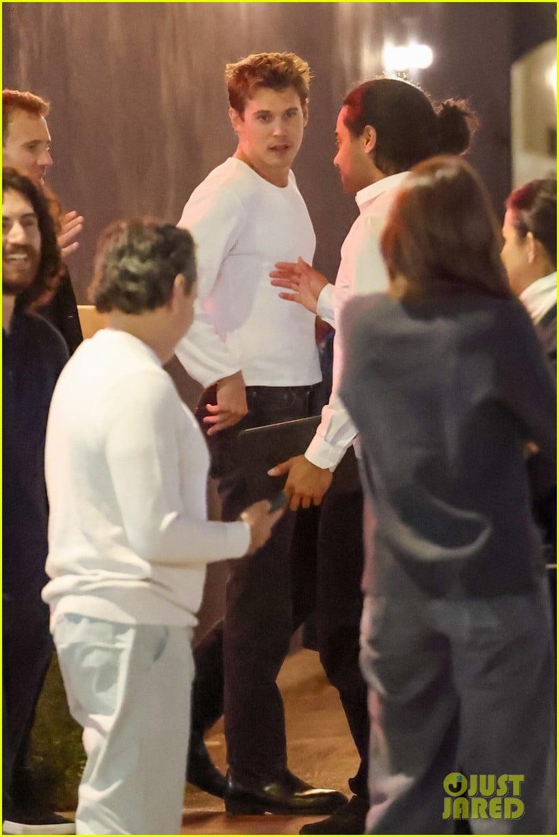 Austin Butler Hangs Out with Friends While Stepping Out for Dinner in L ...