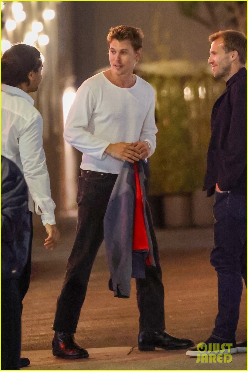 Austin Butler Hangs Out with Friends While Stepping Out for Dinner in L ...