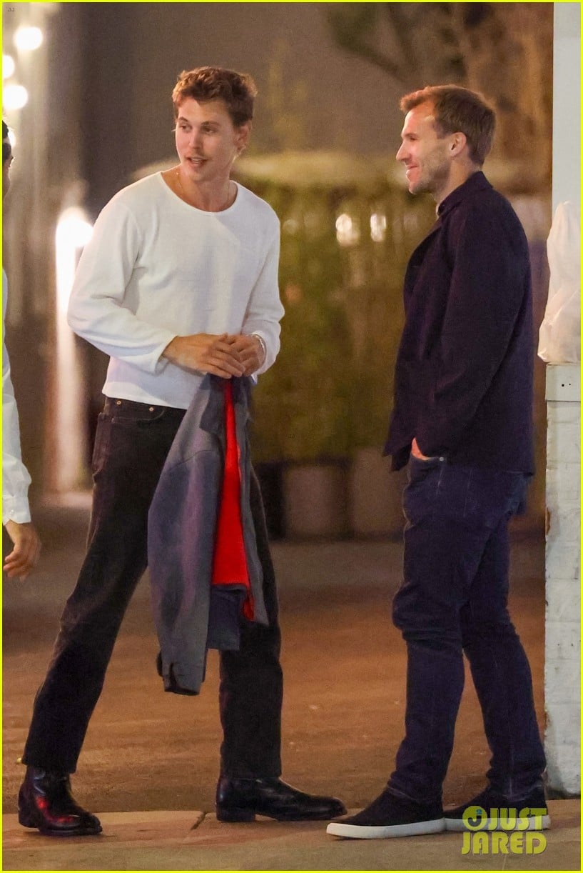 Austin Butler Hangs Out with Friends While Stepping Out for Dinner in L ...