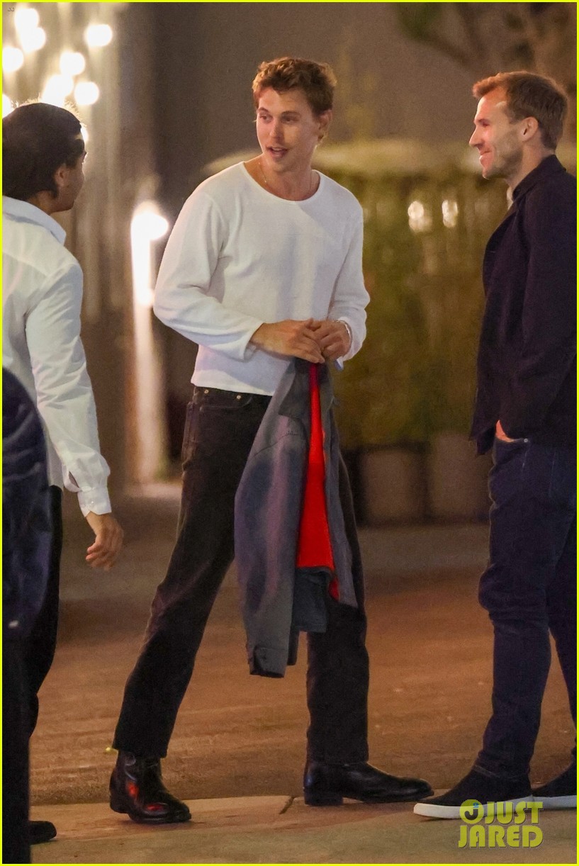 Austin Butler Hangs Out with Friends While Stepping Out for Dinner in L ...
